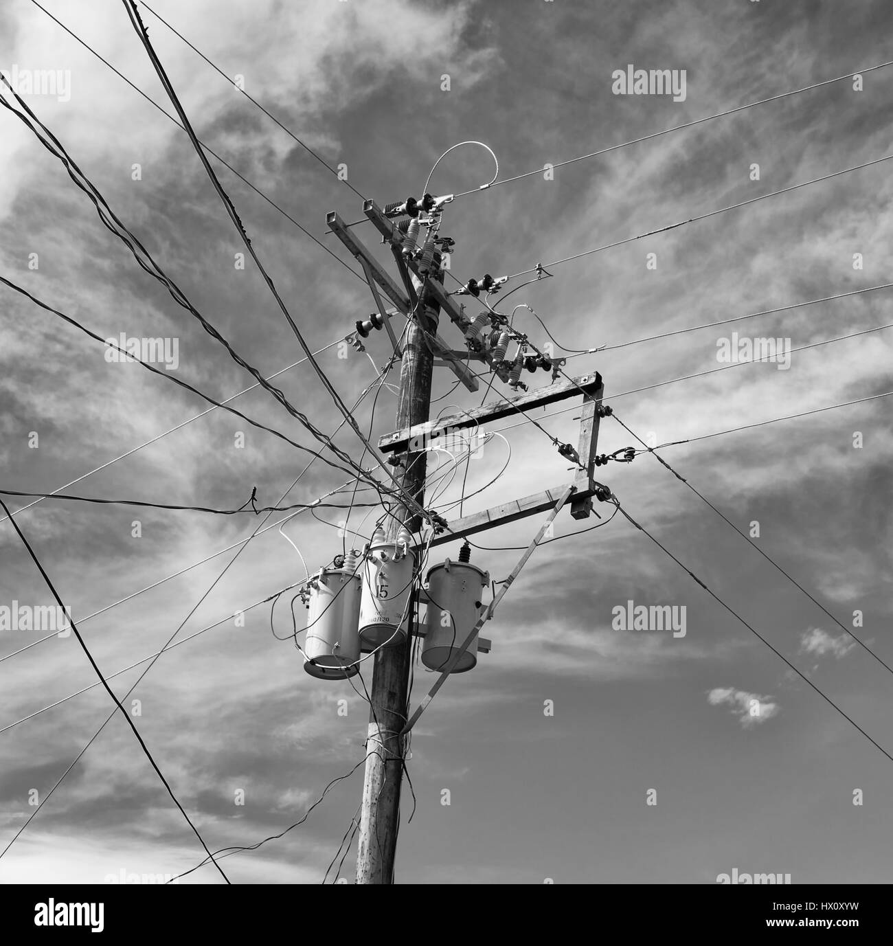 Flou dans philippines un poteau électrique avec transformateur et le ...