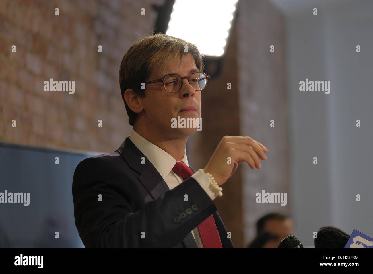 Milo Sartorius tient une conférence de presse dans laquelle il quitte ...