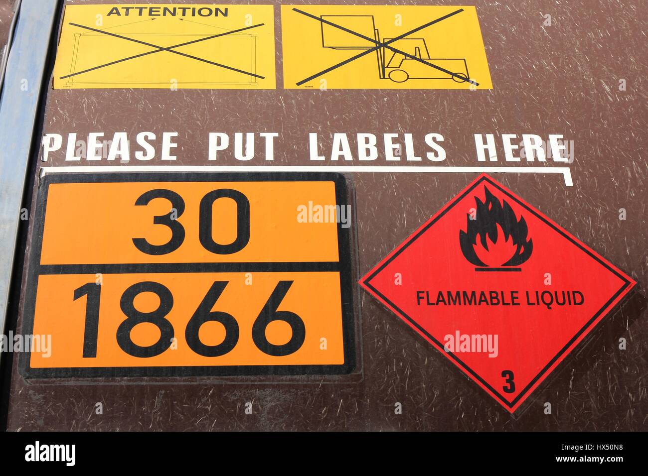 Plaque de couleur orange avec numéro d'identification du danger 30 et ...