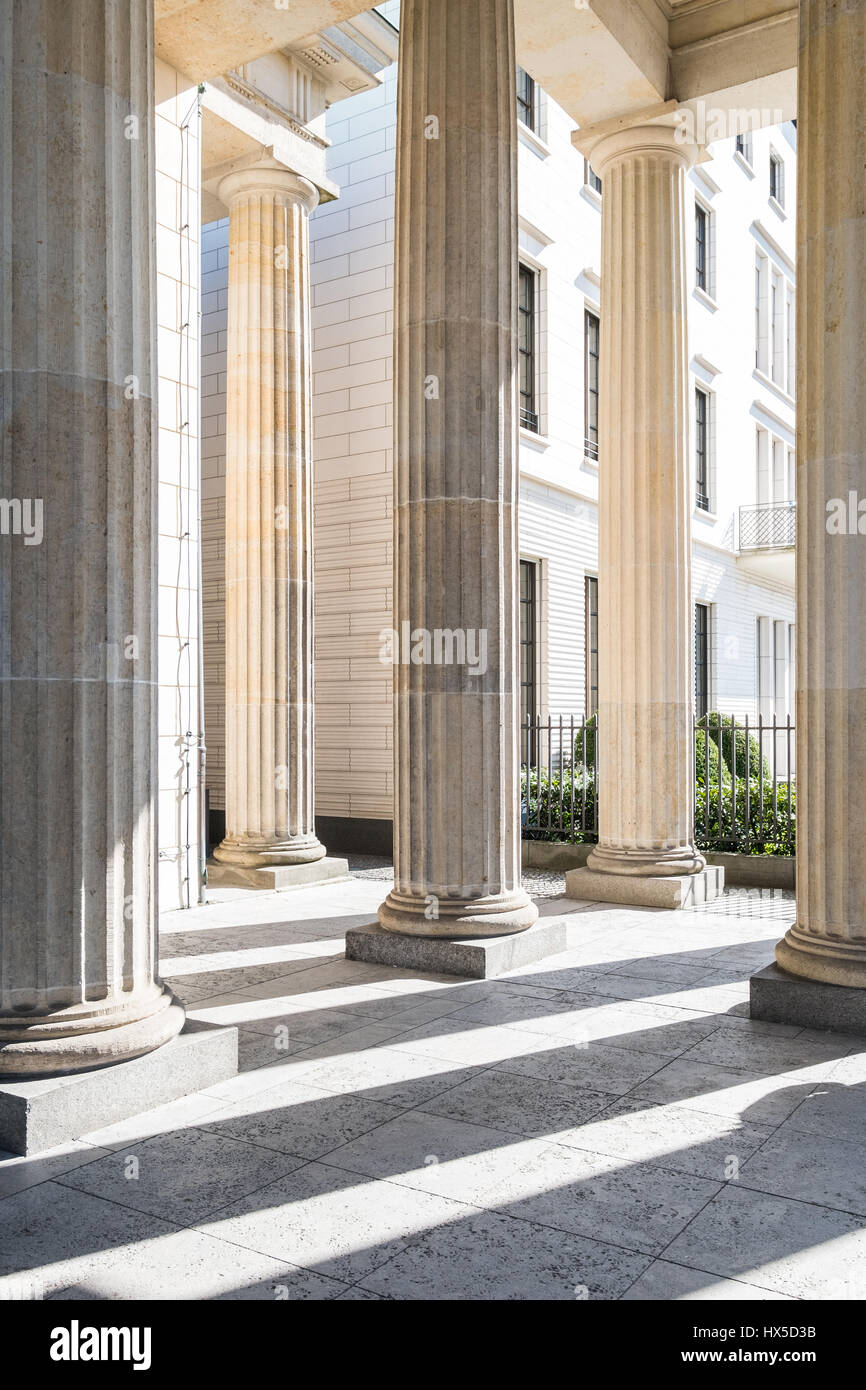 Bank building columns Banque de photographies et d’images à haute ...