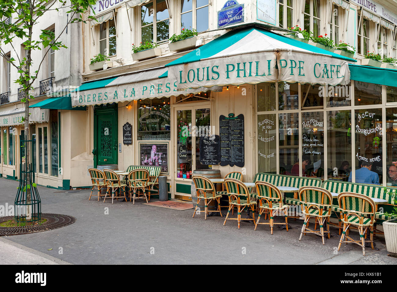 PARIS, FRANCE - 24 MAI 2016 : le trottoir et le café Louis Philippe ...