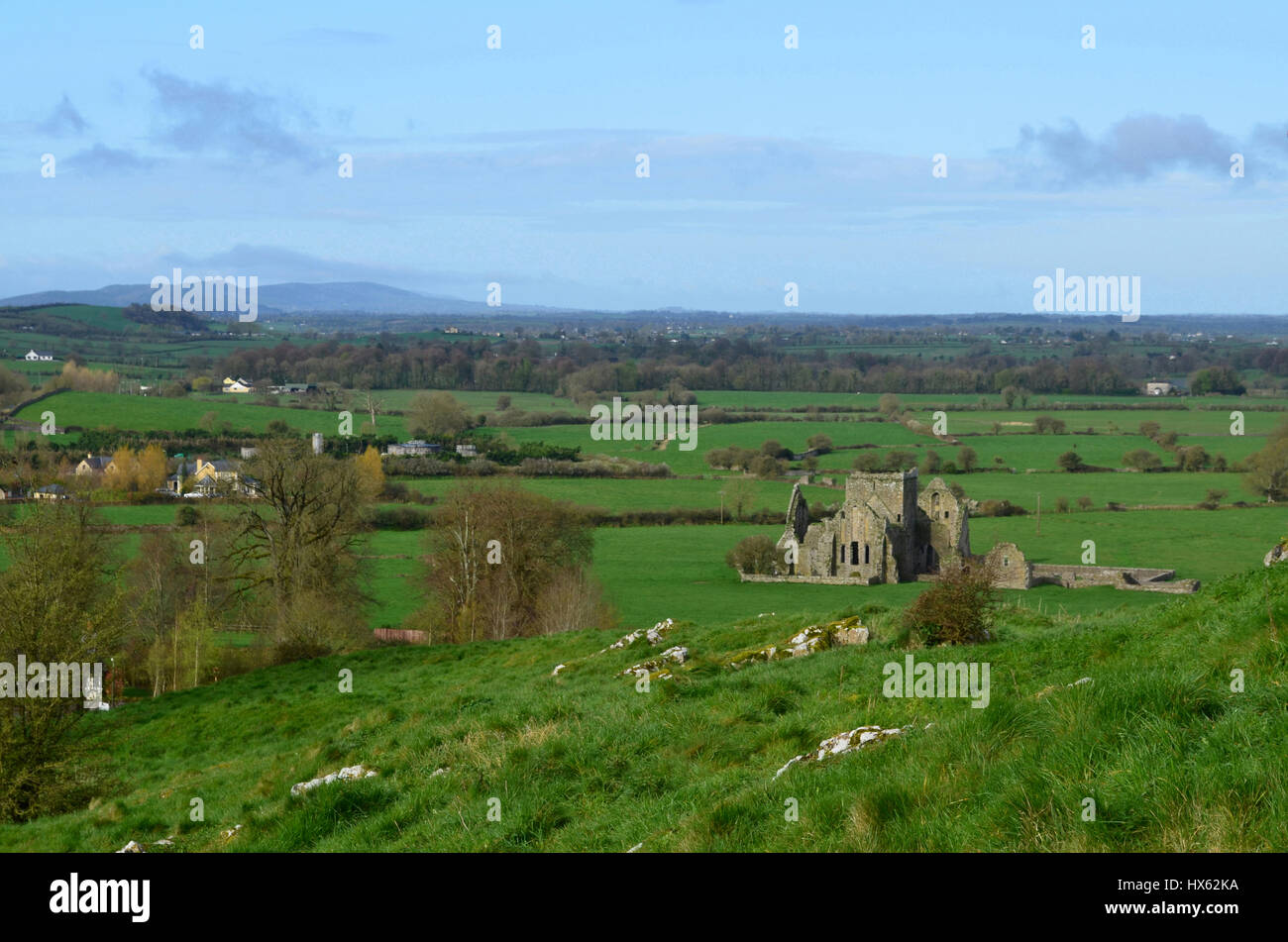 Abbaye de hoare avec le rocher de cashel au loin Banque de ...