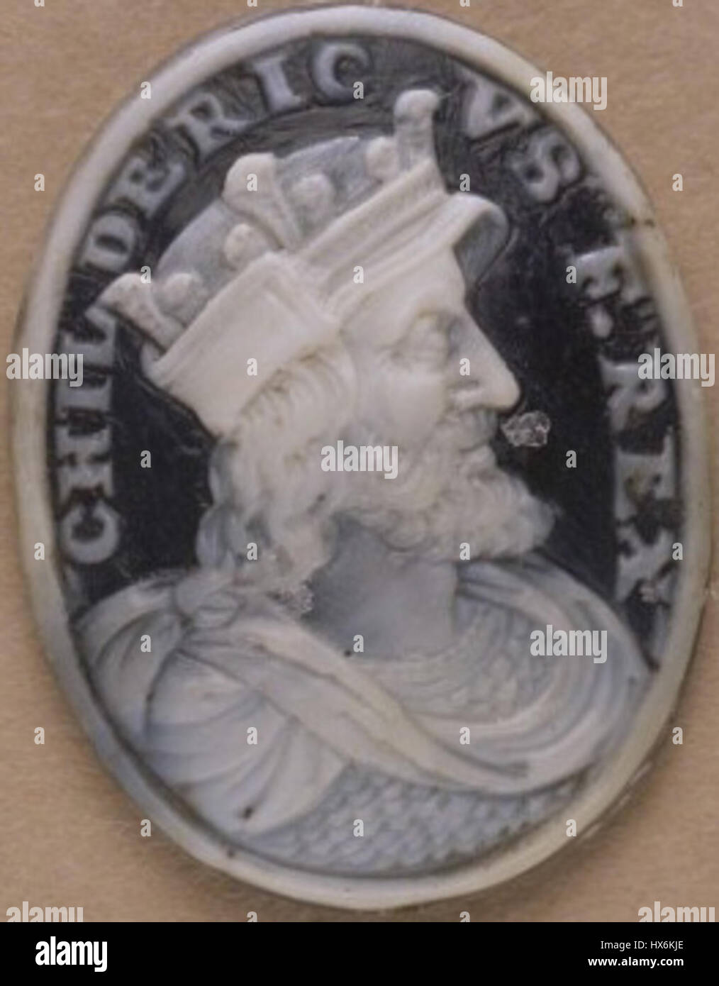 Cette médaille présente un buste de profil de Childeric I, une figure ...