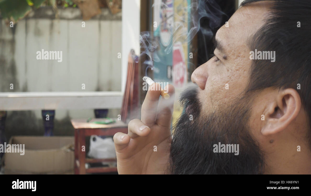 Homme fumeur Banque de photographies et d’images à haute résolution - Alamy