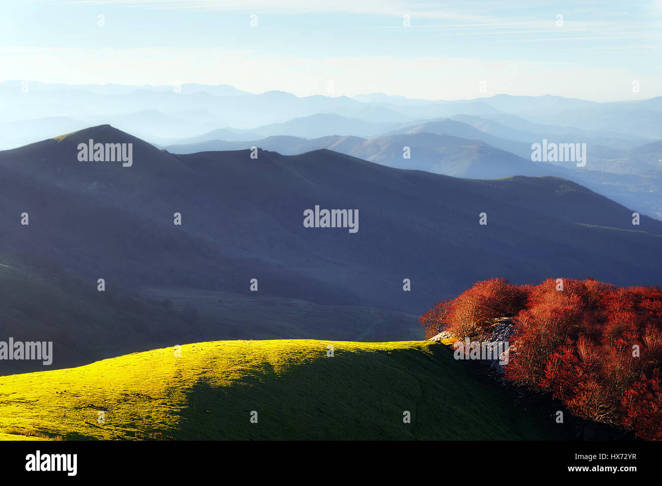 Paysage de montagne en automne Banque de photographies et d’images à ...