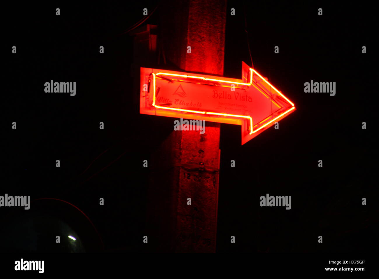 Fleche rouge droite Banque de photographies et d’images à haute ...