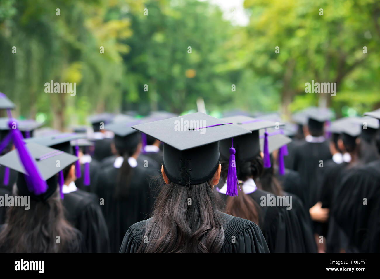 Retour des diplômés au cours de l'ouverture à l'université. Close up ...