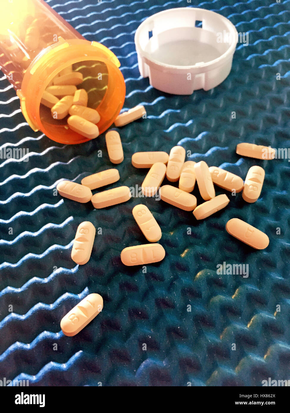 Open pill bottle Banque de photographies et d’images à haute résolution ...