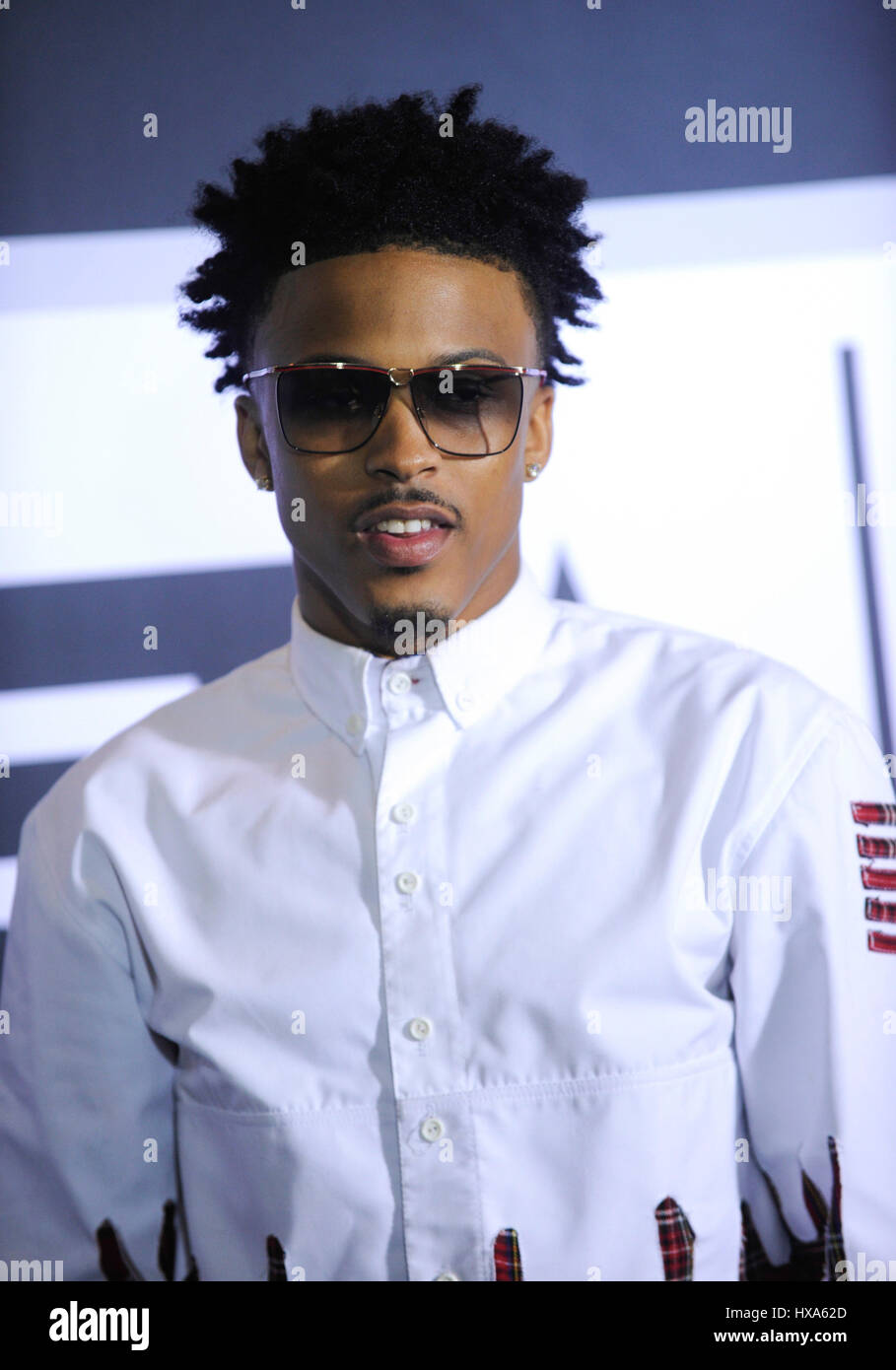 Singer august alsina poses in Banque de photographies et d’images à ...