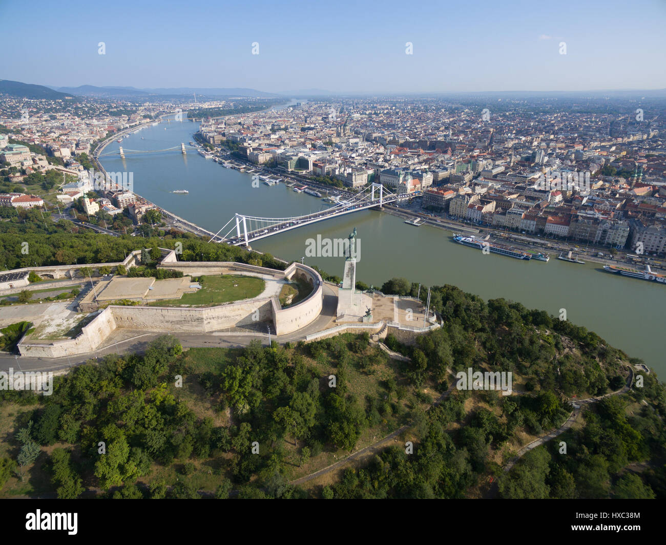 Vue aérienne de la statue de la liberté à la colline Gellert à Budapest ...