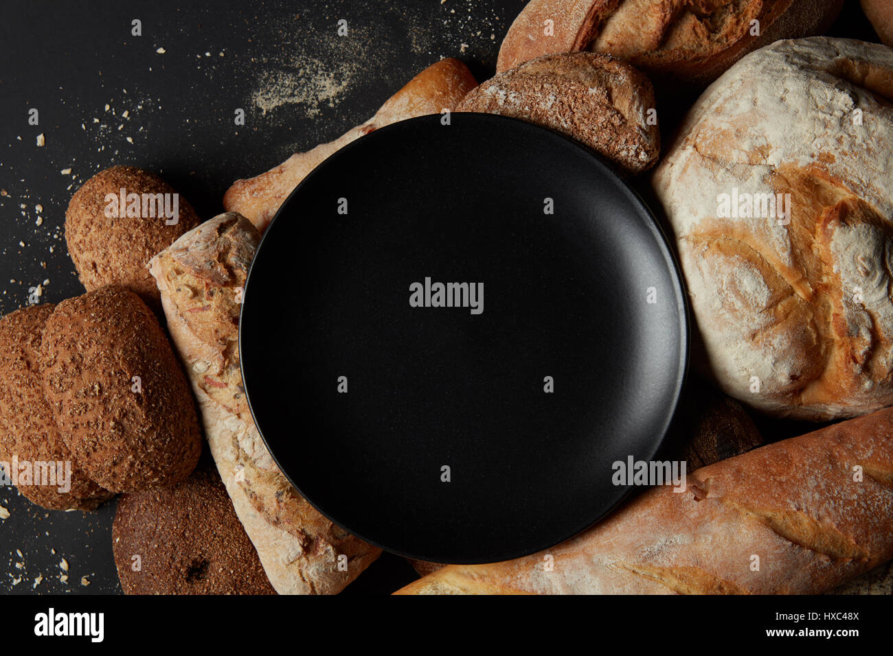 Vue de dessus de la plaque représentée parmi les différentes sortes de ...