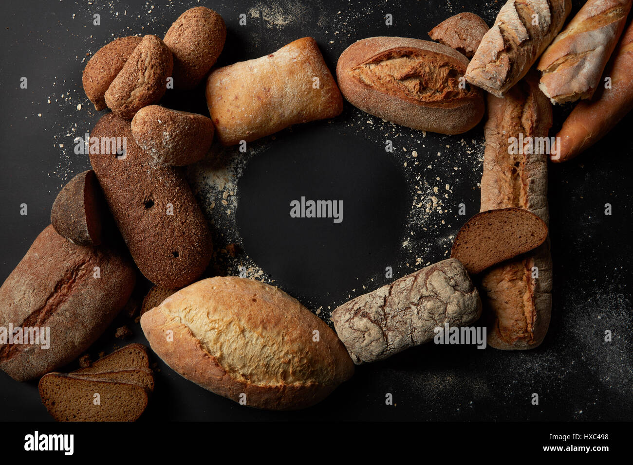 Vue de dessus de copie vierge espace représenté parmi les différentes ...