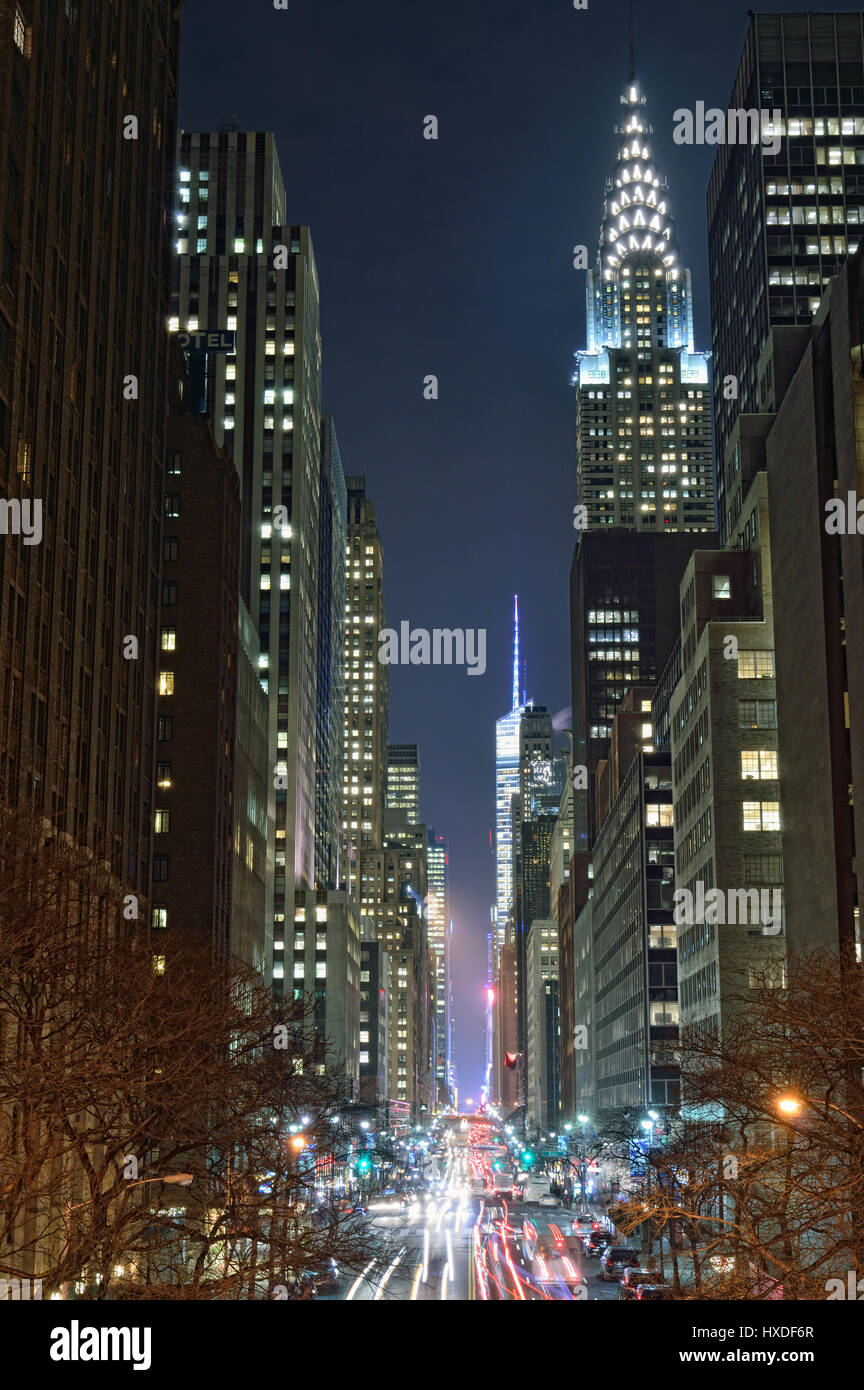NYC rue la nuit. Manhattan - 42ème rue avec Chrysler Building Photo ...