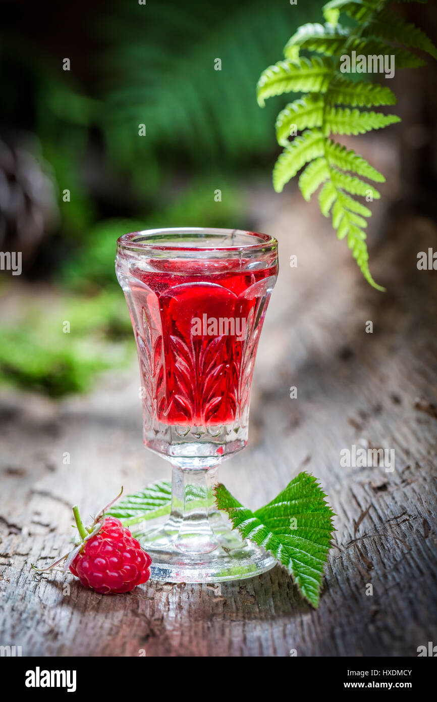 Liqueur de framboises délicieuse faite d'alcool et de fruits Photo ...