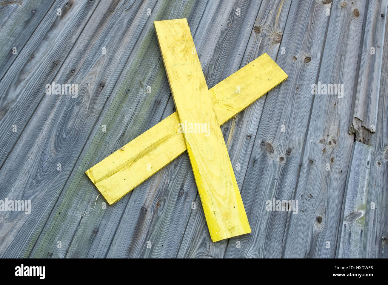 Symbole du mouvement anti-nucléaire dans un mur en bois, symbole du ...