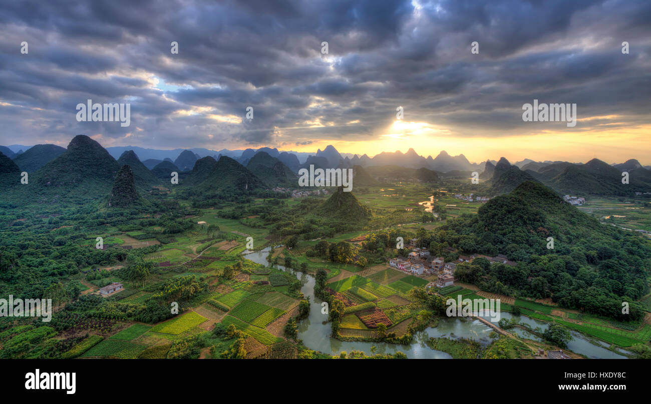 Coucher du soleil spectaculaire cuiping, Yangshuo, Chine Photo Stock ...