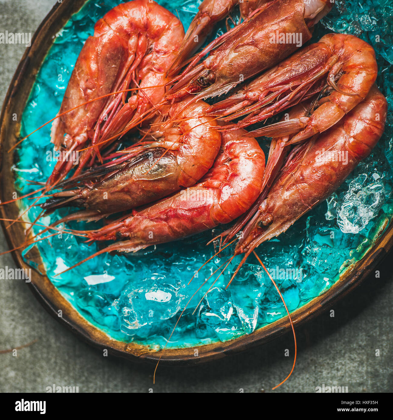 Crevettes rouge non cuite brutes sur glace ébréchée, carré petit Photo ...