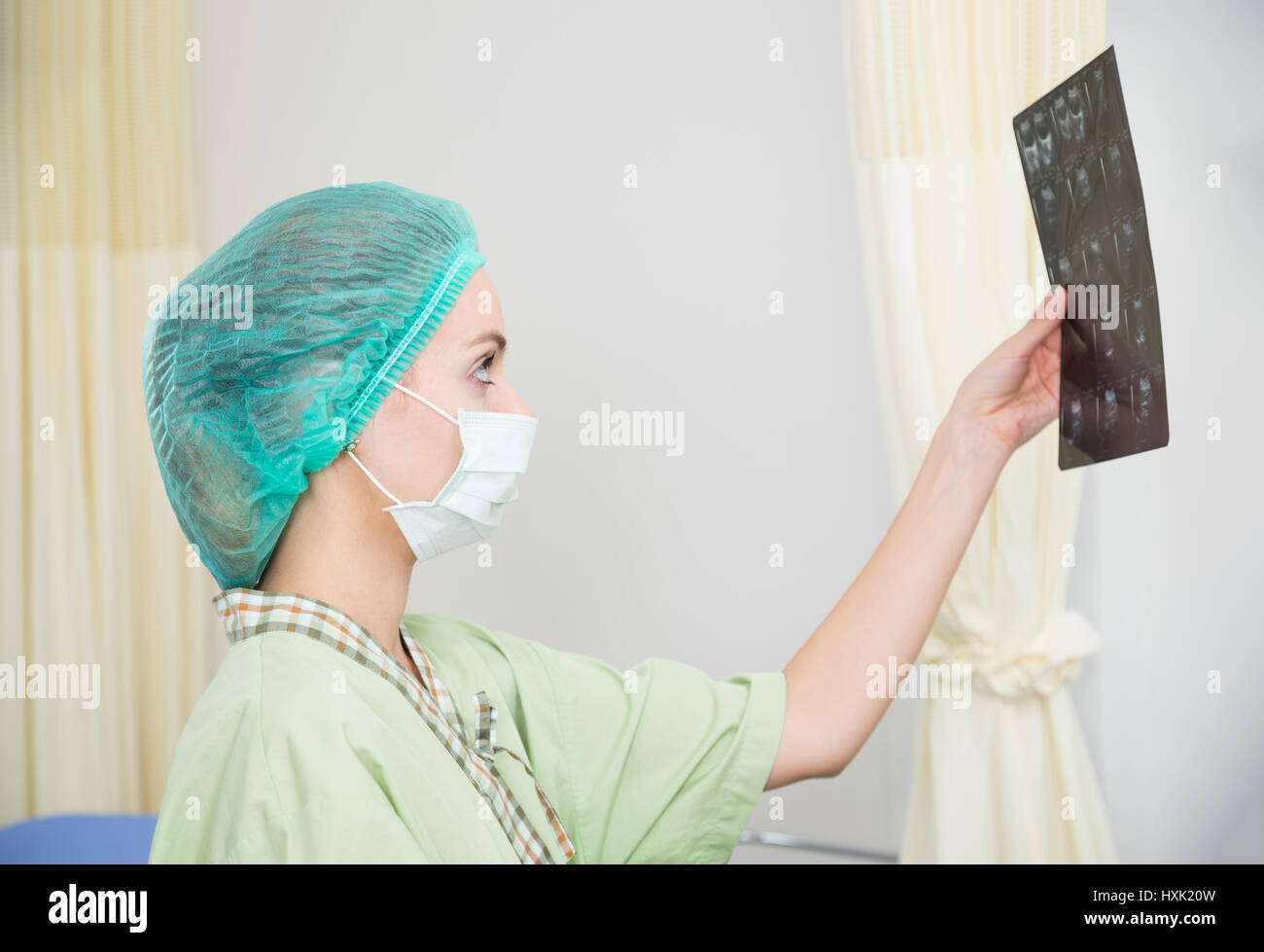 L'observation infirmière x-ray image in hospital room Photo Stock - Alamy