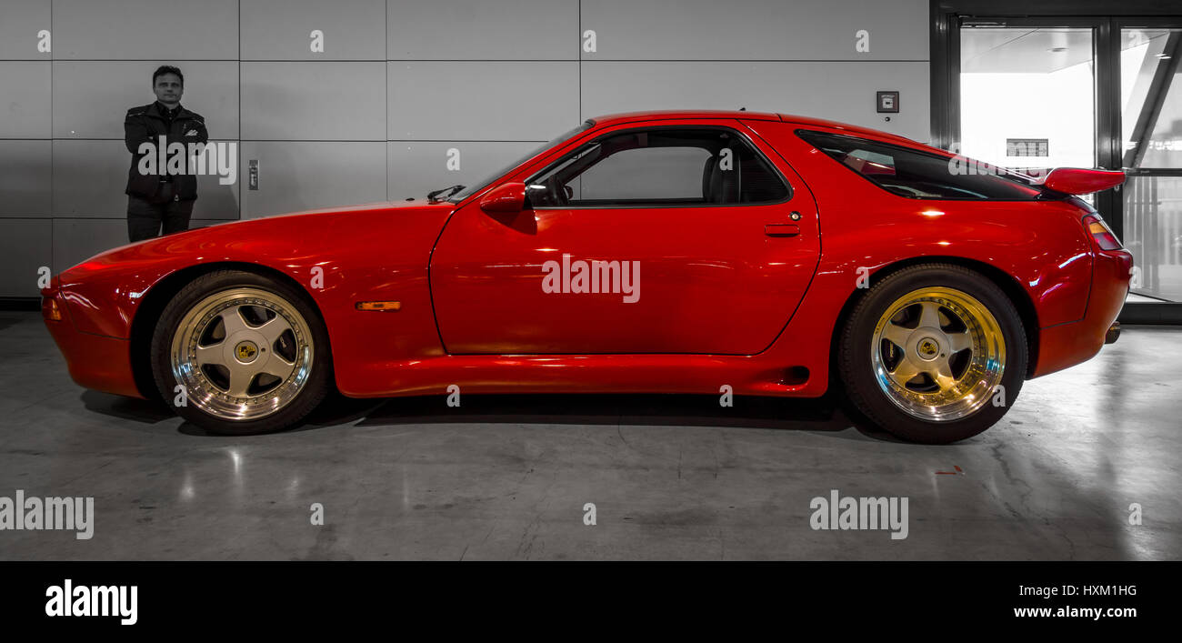 Voiture de sport Porsche 928 S4 Strosek Design. Une voiture de couleur ...