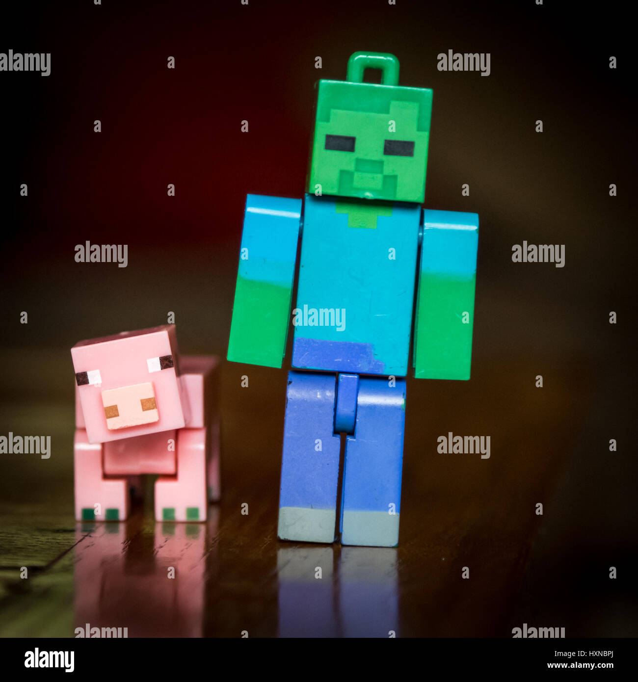 Cochon Minecraft avec Steve debout sur une table basse en couleur avec ...