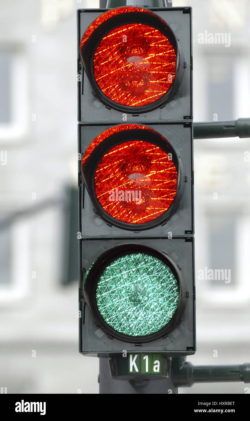 Feu de circulation avec deux feux rouges et un feu vert Banque de ...