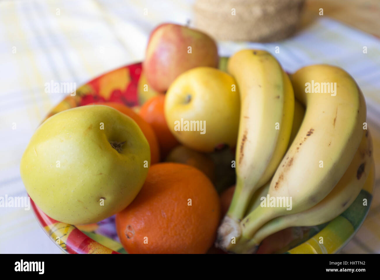 Bol de fruits avec plusieurs fruits. Coluze naturelle mise au point ...