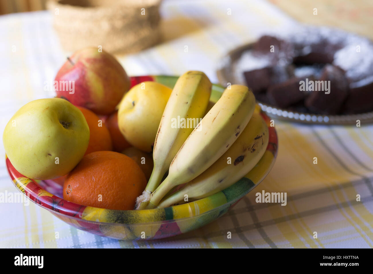 Bol de fruits avec plusieurs fruits. Coluze naturelle mise au point ...
