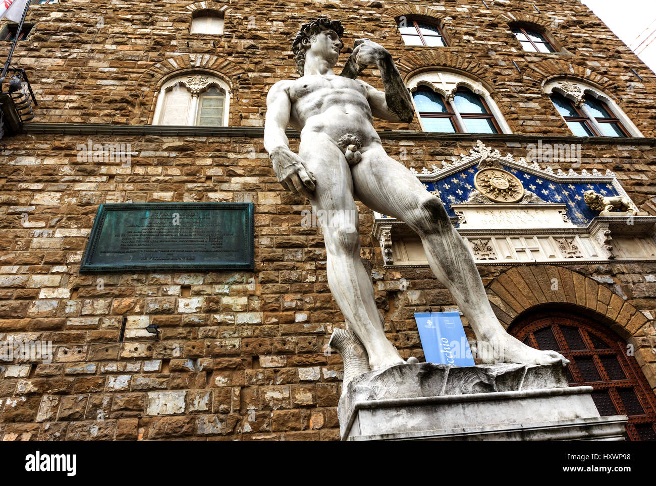 La célèbre statue David de Michel-Ange (reproduction) en face de l ...