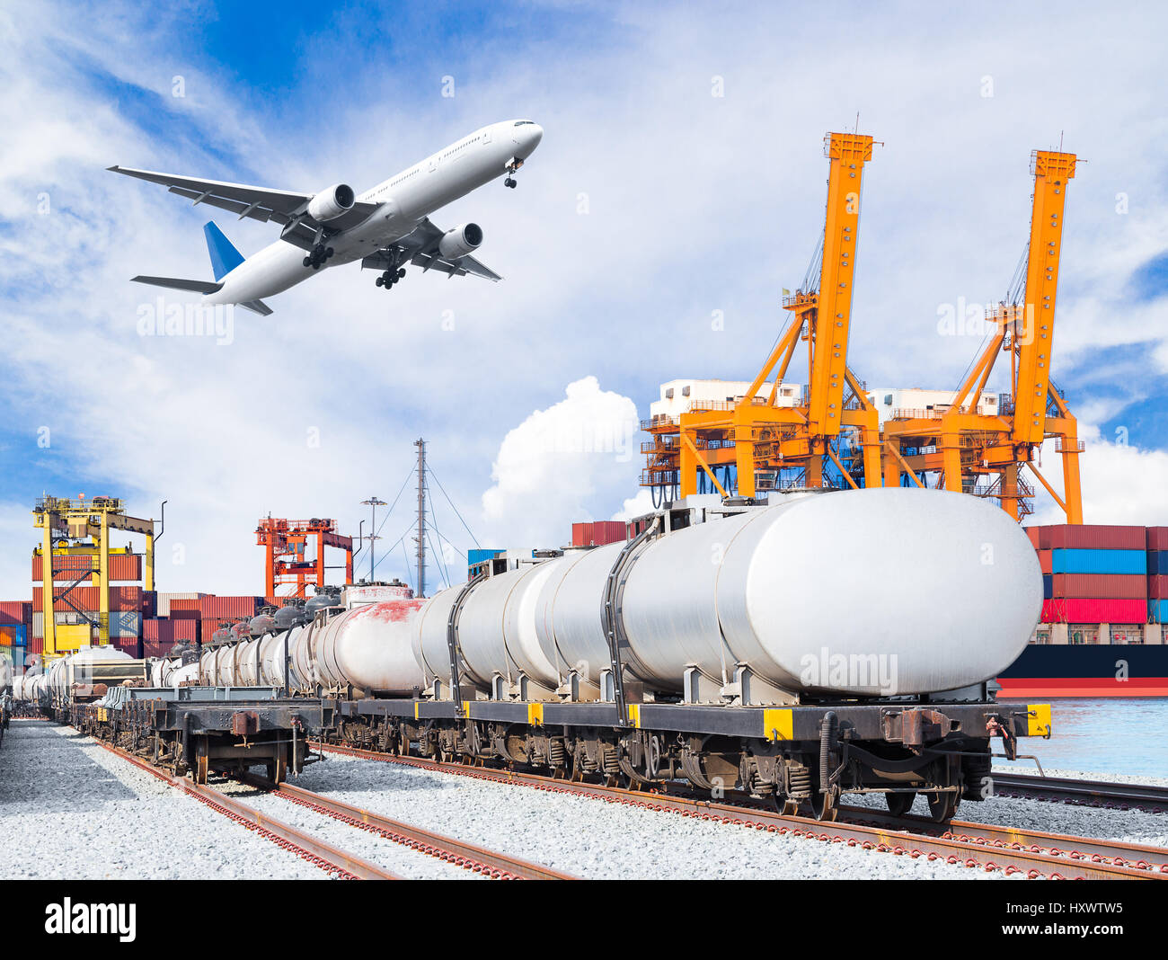 Train de fret pour le transport de carburant et d'huile et de cargo et ...
