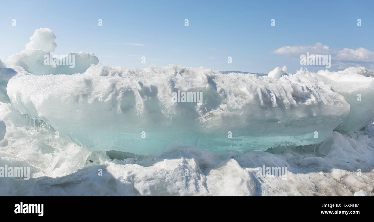 La glace bleue transparente de buttes sur le lac Baikal. L'hiver en ...