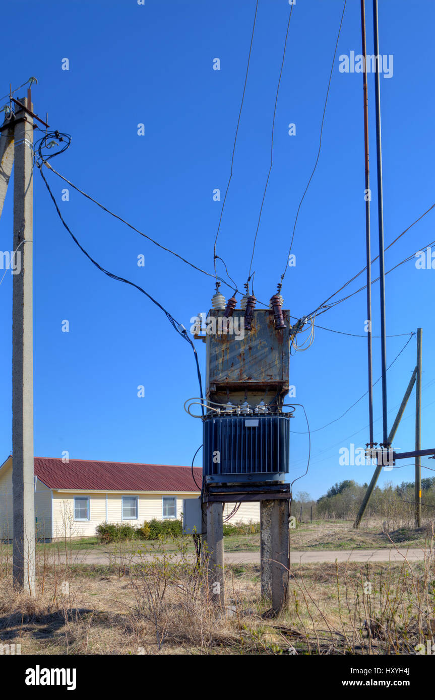 Ancien poste de transformation de distribution d'électricité dans le ...