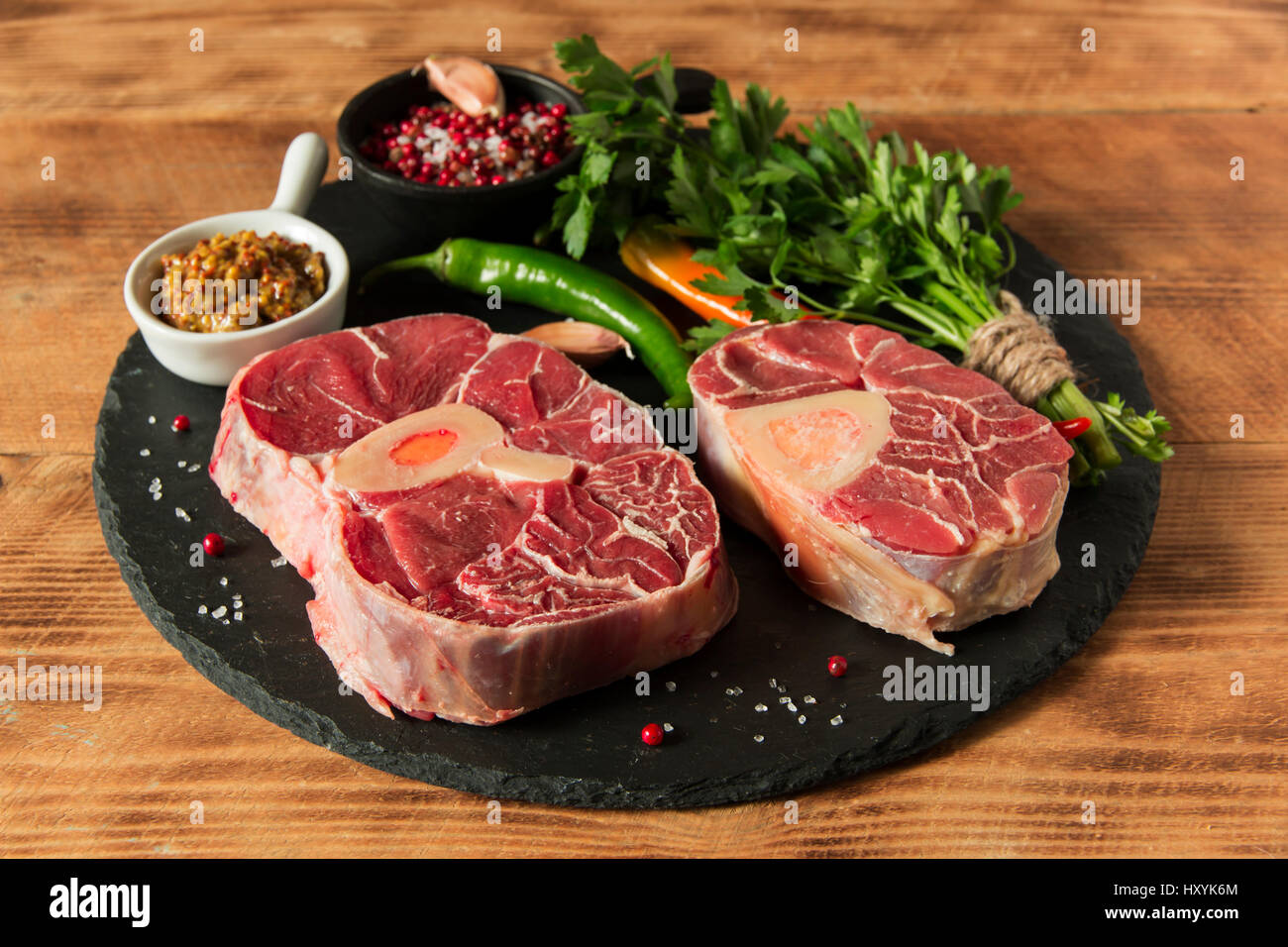 Matières de la viande fraîche sur l'os coupé Osso Buco à bord Photo Stock