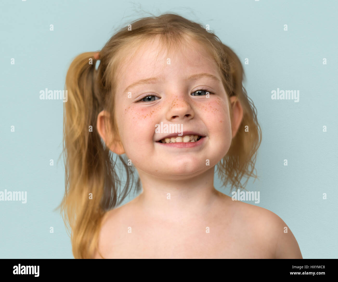 Portrait Petite fille torse nu Smiling Photo Stock - Alamy
