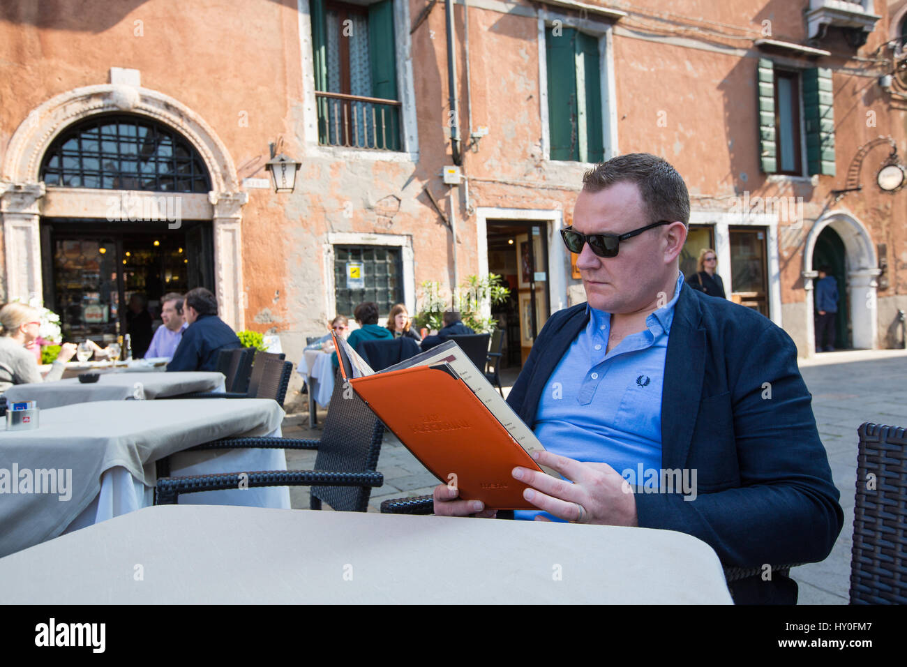 Lire un menu Banque de photographies et d’images à haute résolution - Alamy