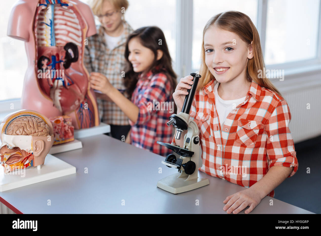 Passionné par les enfants charismatiques dynamiques de la science Photo ...