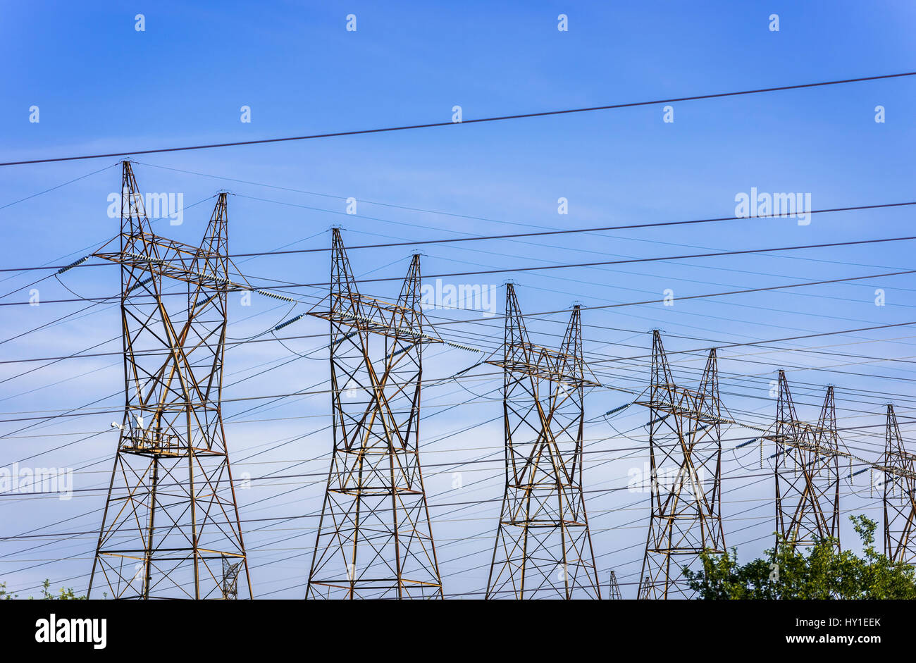 Pylônes et lignes électriques haute tension de l'électricité à partir de la centrale Photo Stock ...