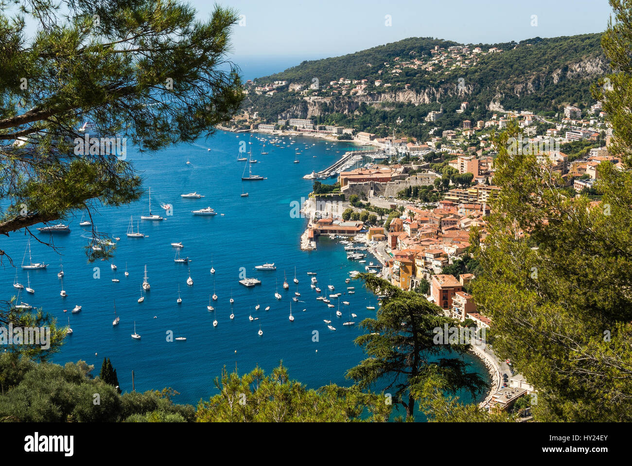 Le port de croisière de Villefranche sur Mer sur la Cote d'Azur dans le ...