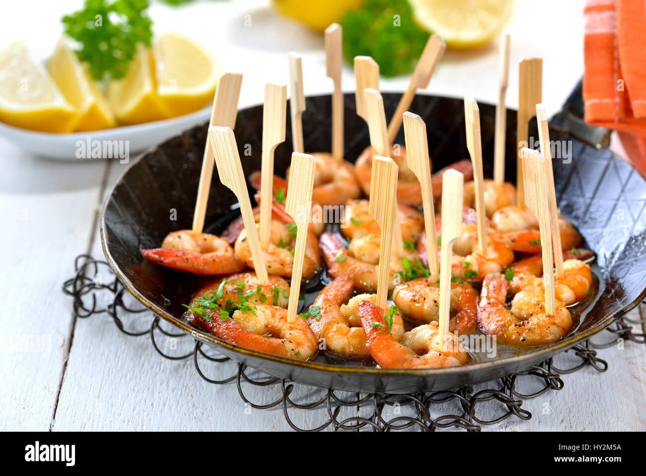 Tapas espagnoles - poêlée de crevettes épicées à l'huile d'olive, Xérès ...