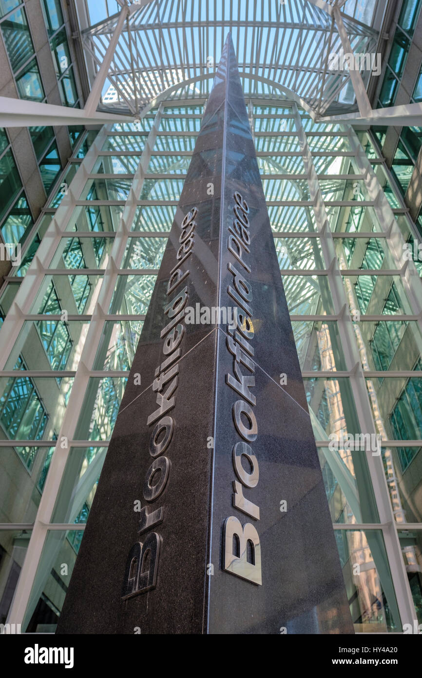 Entrée de Brookfield Place (anciennement Place BCE) de Santiago ...