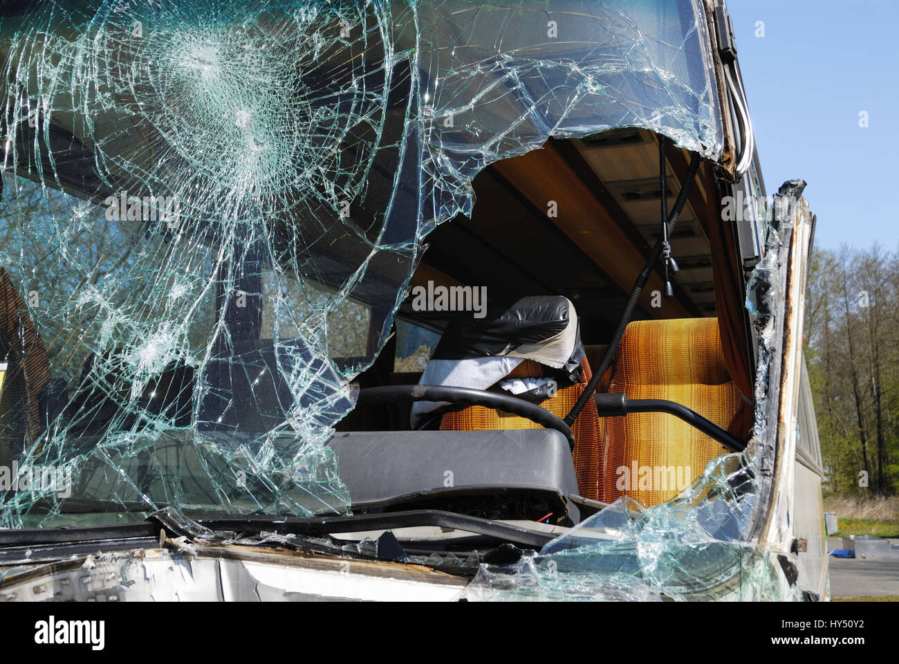Accident de la circulation par un coach, Bus mit einem Verkehrsunfall ...
