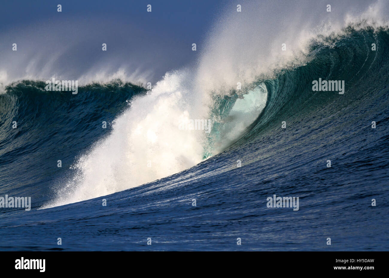 Rupture géant océan vagues à Hawaï Photo Stock - Alamy