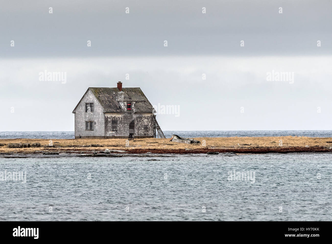 Maison abandonnée avec treuil, mini bateau naufragé et dory, Flower's ...