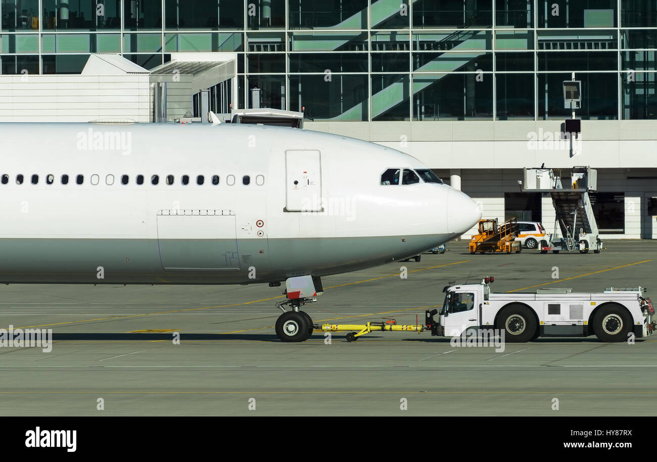 Tracteur remorqueur Pushback avec avion sur la piste de l'aéroport ...