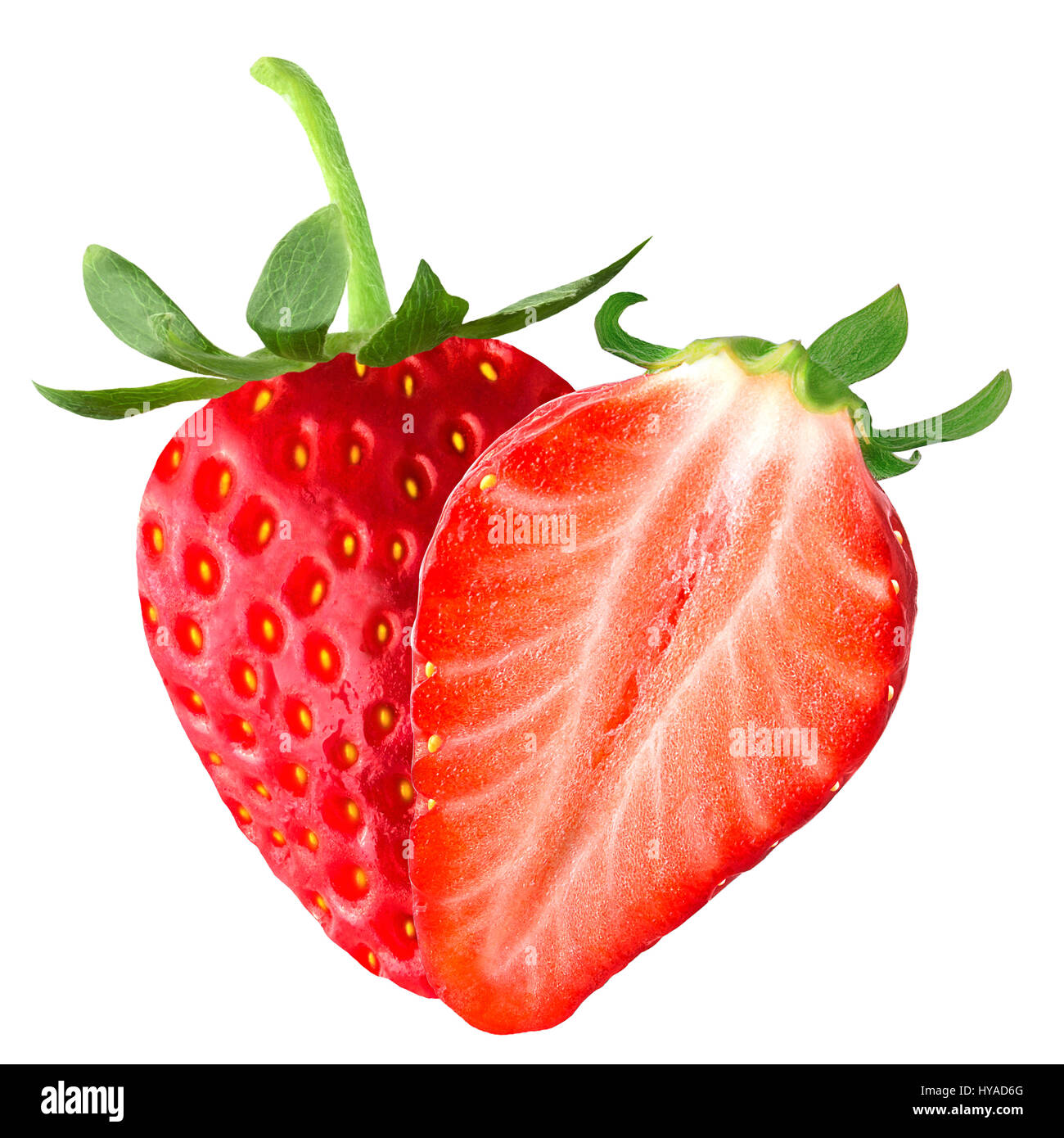 Fruits isolés. Et la moitié des fraises sur fond blanc isolé sur fond ...