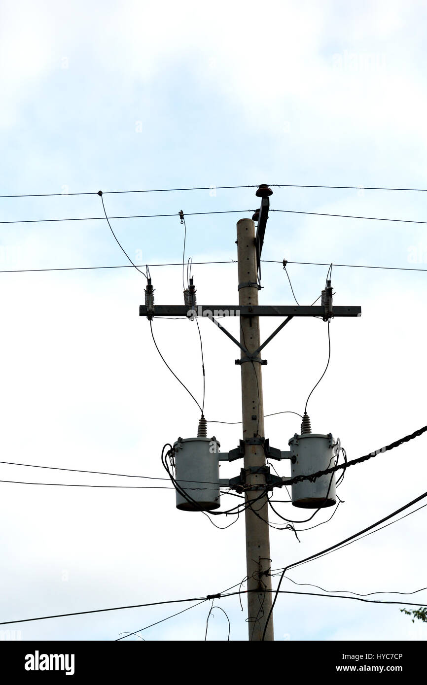 Flou dans philippines un poteau électrique avec transformateur et le ...