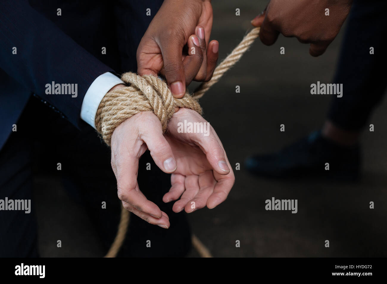 Man hands tied up rope Banque de photographies et d’images à haute ...
