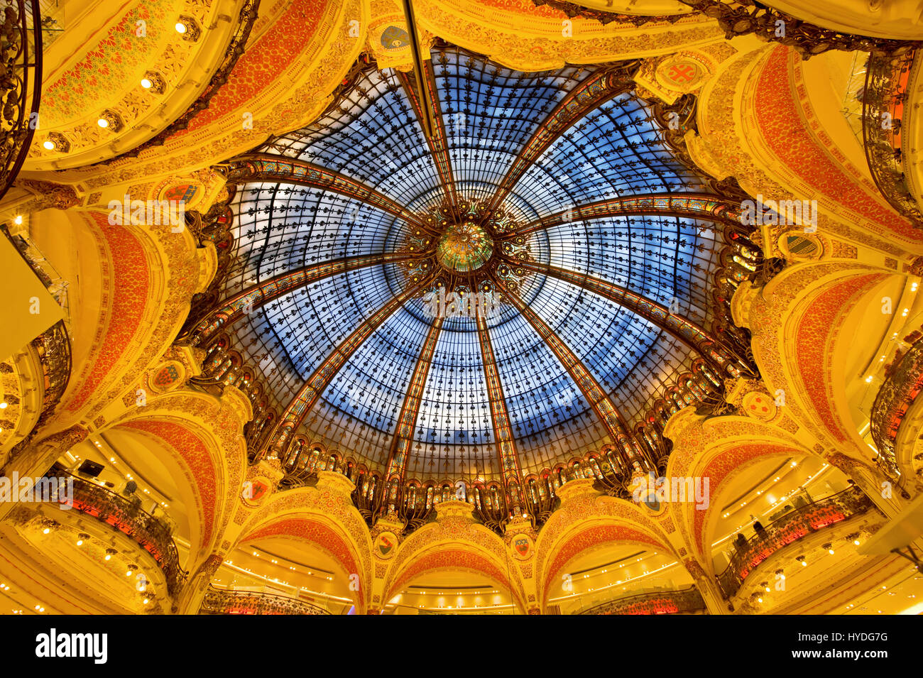 Le verre et le fer forgé coupole des Galeries Lafayette, construit en ...