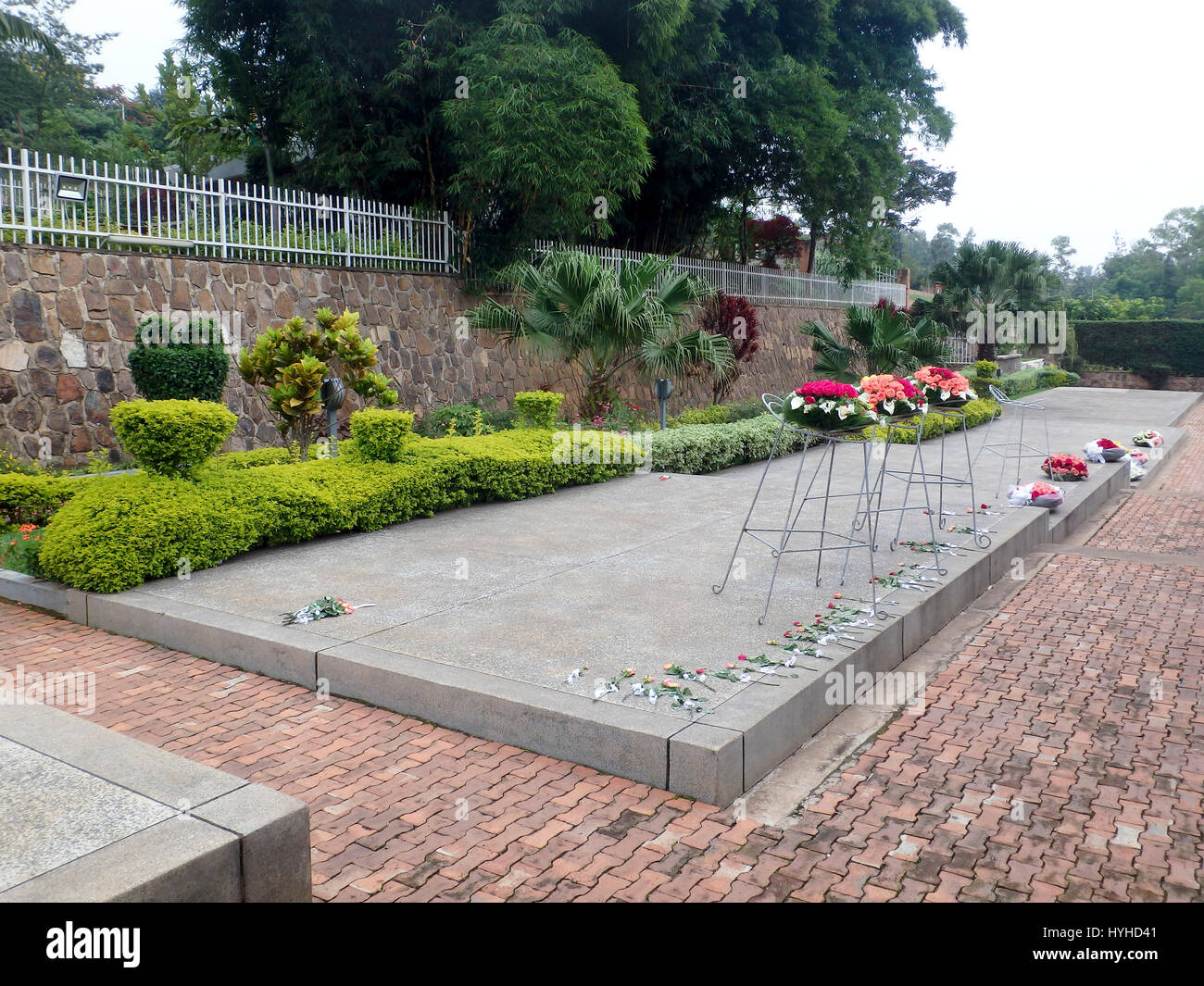 Kigali, Rwanda - mars 2, 2017 : Des fleurs sur des charniers en ...