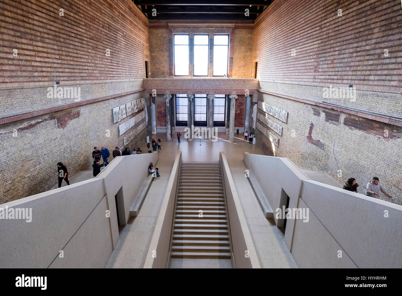 Intérieur du Neues Museum sur l'île aux musées , Museumsinsel, Berlin ...
