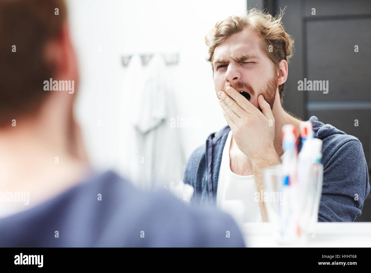 Homme bâillant Banque de photographies et d’images à haute résolution ...